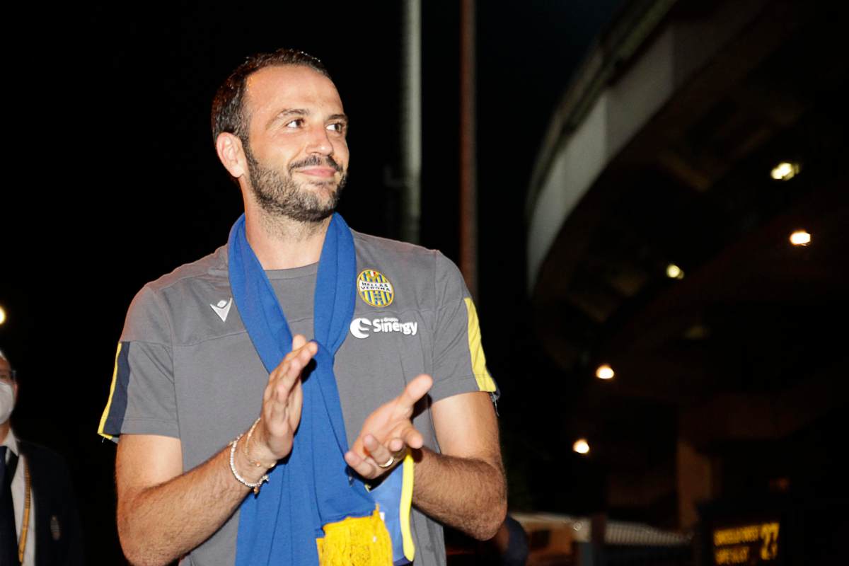 Lady Pazzini lascia senza fiato: lo spacco della gonna è piccante ...